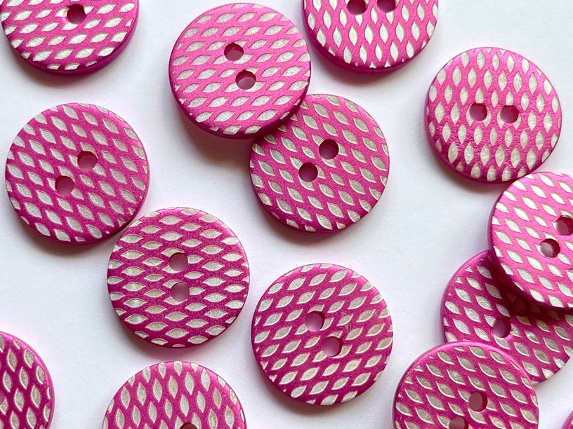 Slightly Metallic Bright Pink River Shell with Laser Pattern 18mm ...